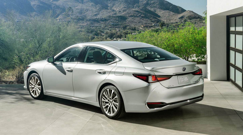 Lexus ES - 5 Seater Sedan with milege of 22KM
